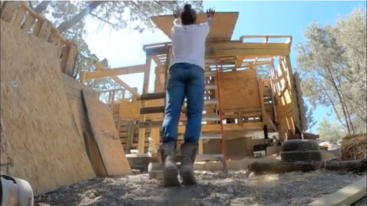 40. Trash house. Laying recycled OSB sheets on the roof - YouTube