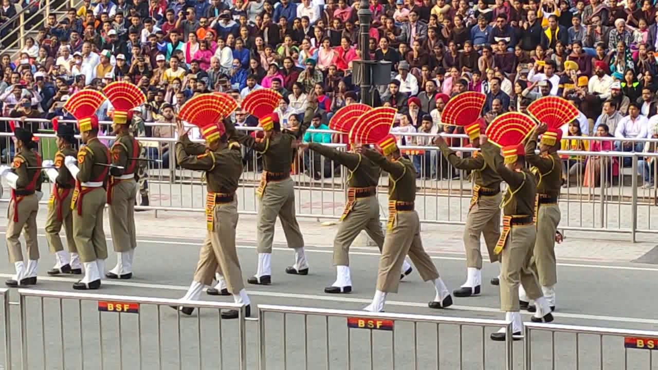 Flag Retreat ceremony at Attari-Wagah Border - YouTube