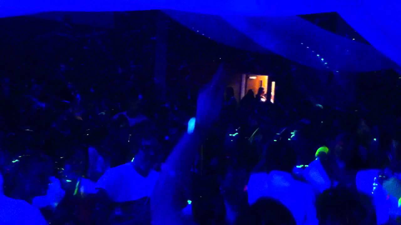 UV Snow Machine at UV Rave by Impact Effects - YouTube