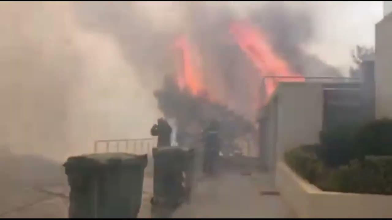 ΚΑΙΓΟΝΤΑΙ ΣΠΙΤΙΑ ΣΤΟ ΠΑΝΟΡΑΜΑ ΑΠΟ ΤΗΝ ΦΩΤΙΑ ΣΤΗ ΒΟΥΛΑ - YouTube