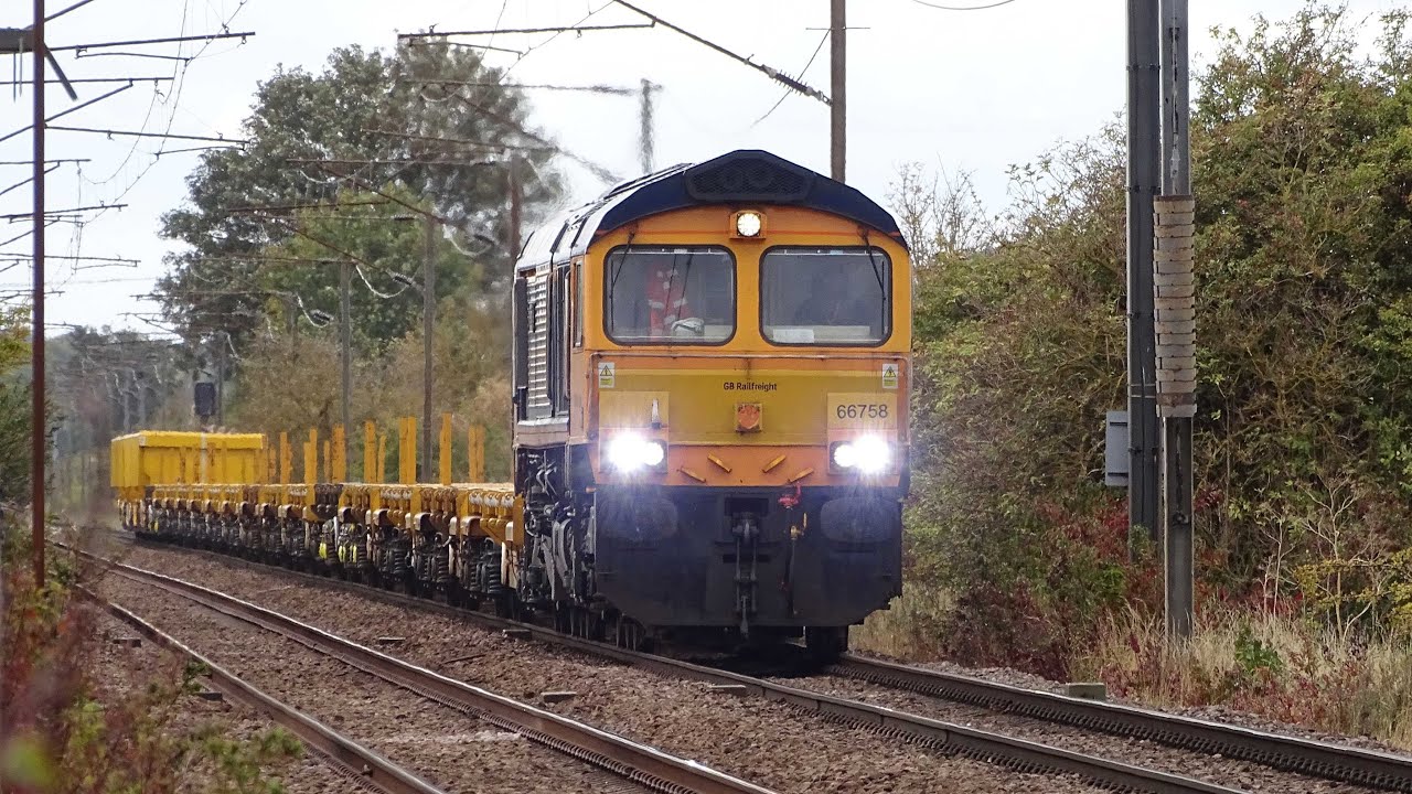 Level crossing on Cambridge Line, near Royston, Hertfordshire - YouTube