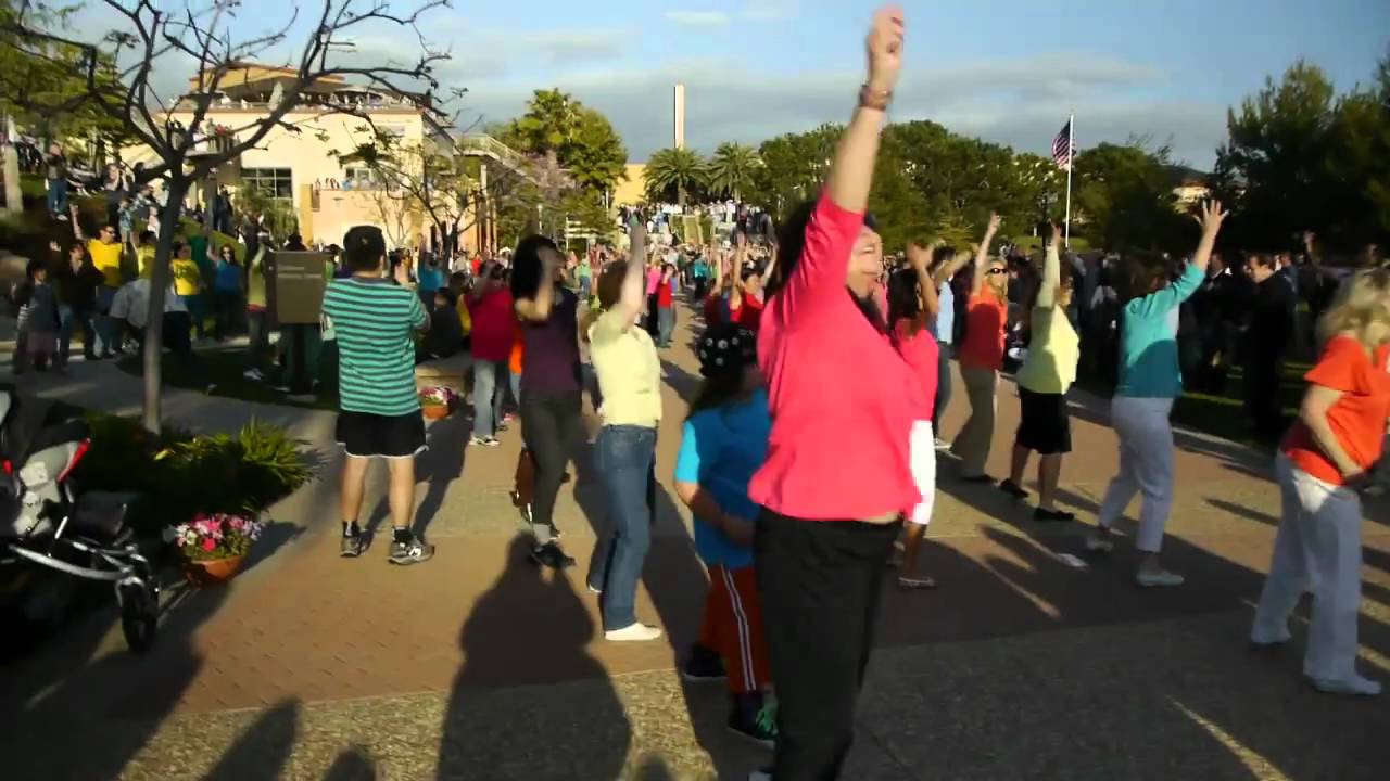 Flash Mob Hits Saddleback Church - YouTube