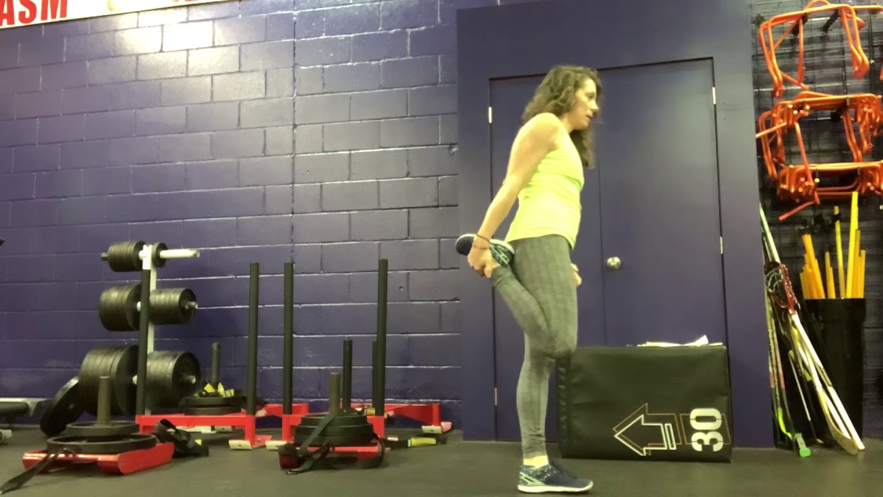 Walking quad stretch - YouTube