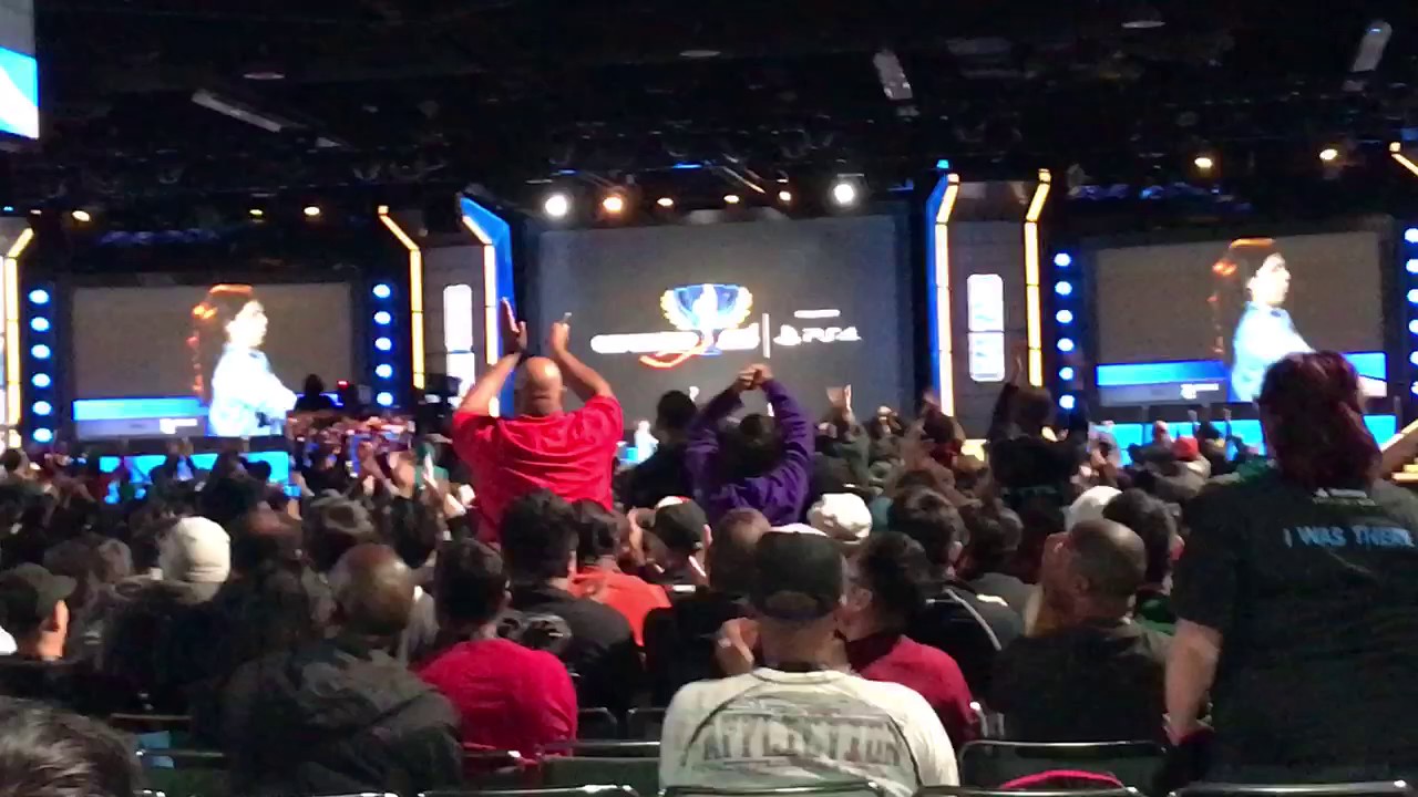 Capcom Cup 2016 Crowd Goes Wild - YouTube