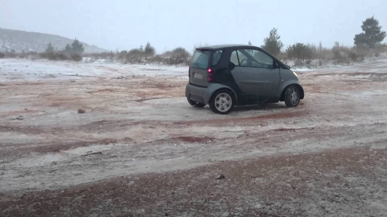 Smart fortwo doing donuts at the snow!! - YouTube