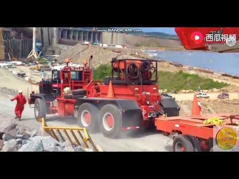 Ağır Yük Taşıyan Tır Üzerindeki Yük İle Birlikte Devriliyor