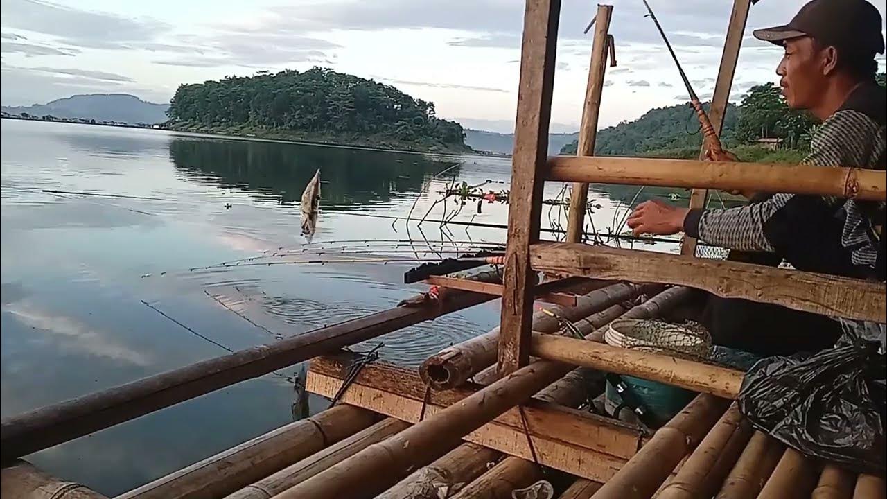 Spot Mancing Terindah Bikin Betah - Mancing Di Atas Rakit - Spot Mancing Waduk Cirata - YouTube