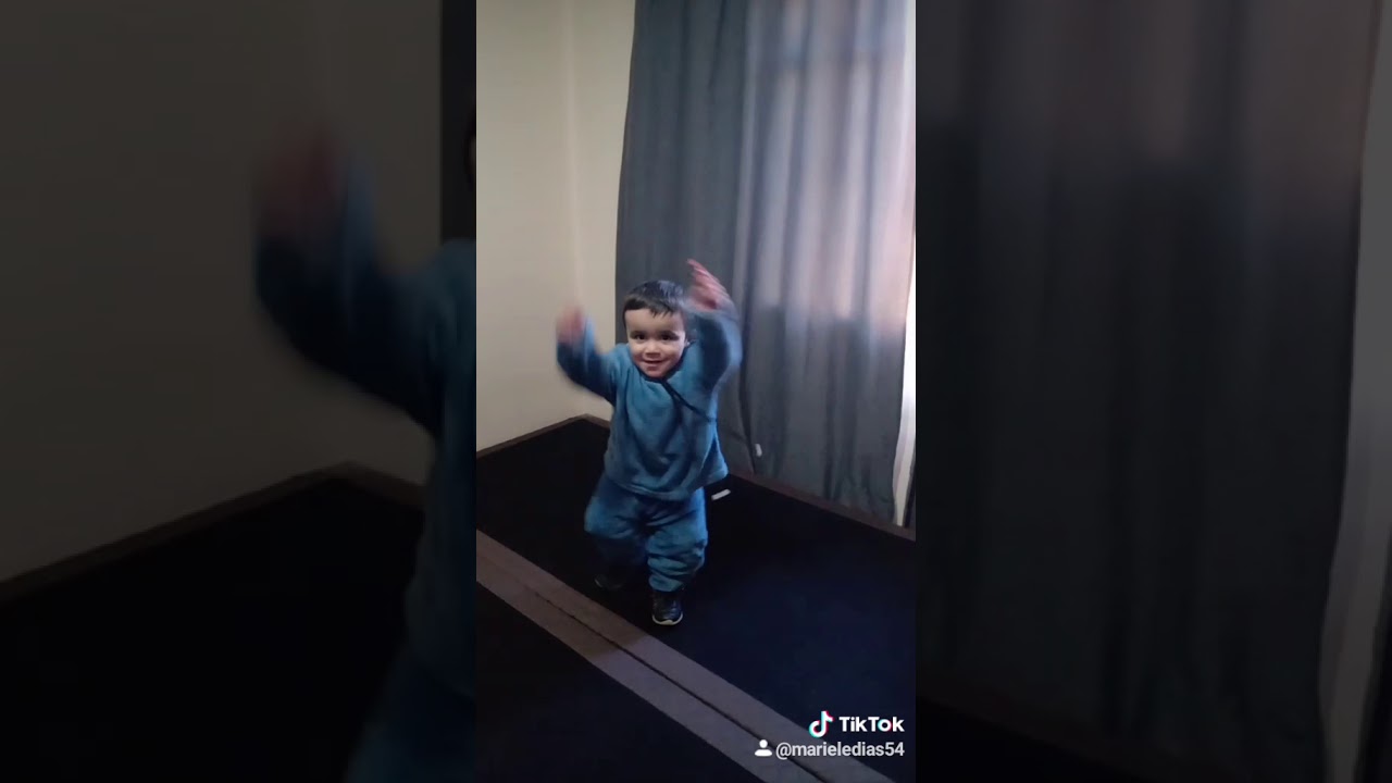 Bebê dançando - YouTube