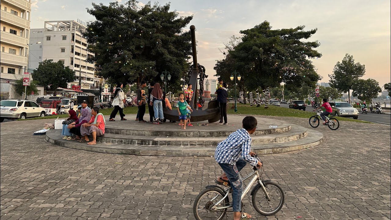 Phnom Penh Cambodia Evening Walk - YouTube