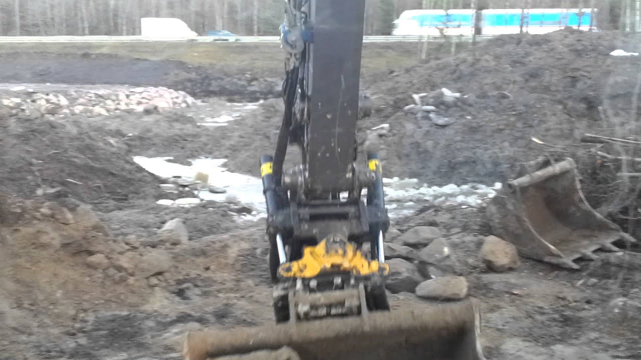 Volvo Ew 160C - Städa upp moränhög - YouTube
