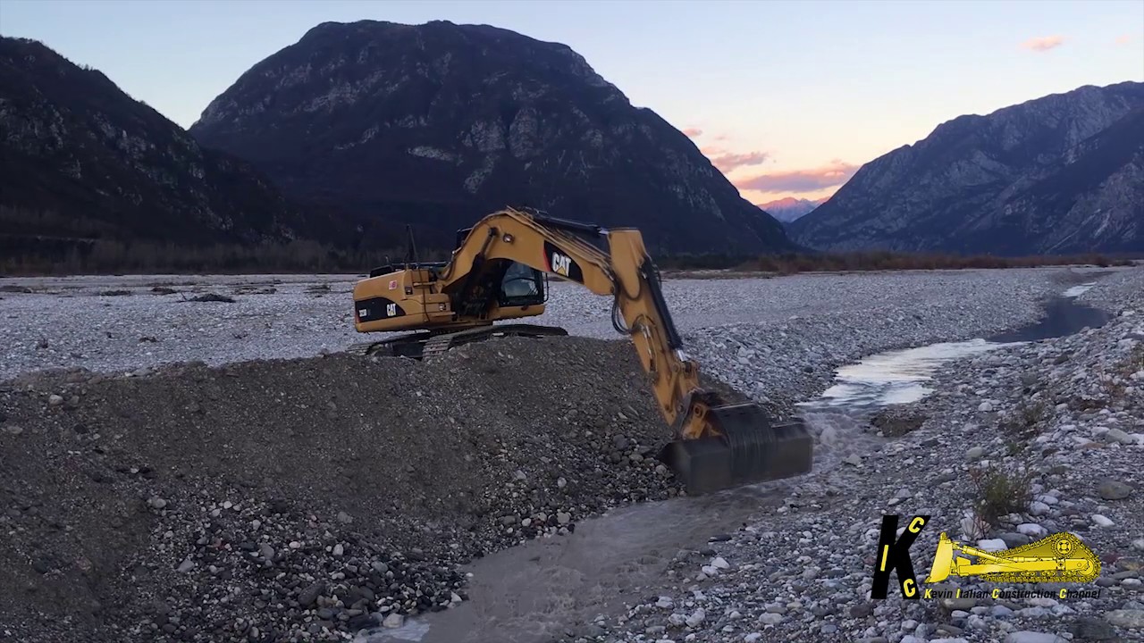 Caterpillar 323D SA digging canal construction - YouTube