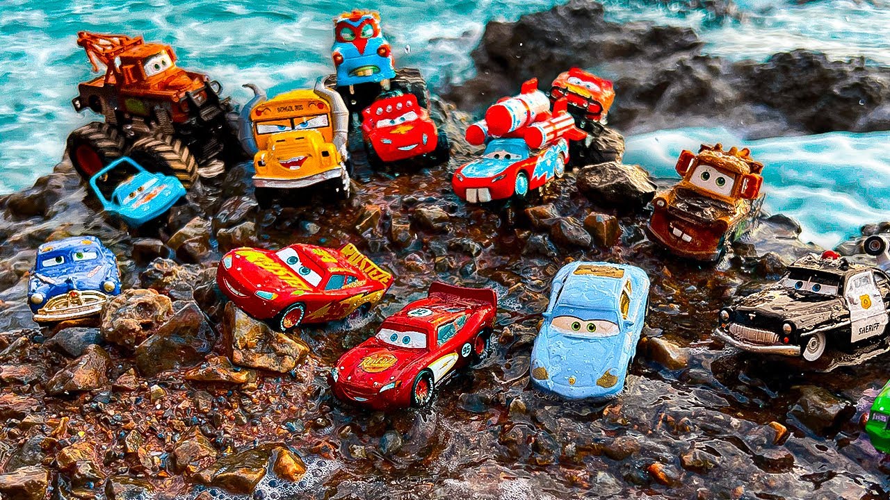 Clean up muddy minicars & disney pixar car convoys! Play in the garden ...