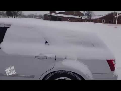 Bass ile arabanın üstündeki kar böyle temizlenir