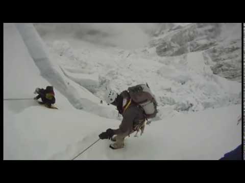 Cruzando la peligrosa Cascada de Hielo en el Everest khumbu