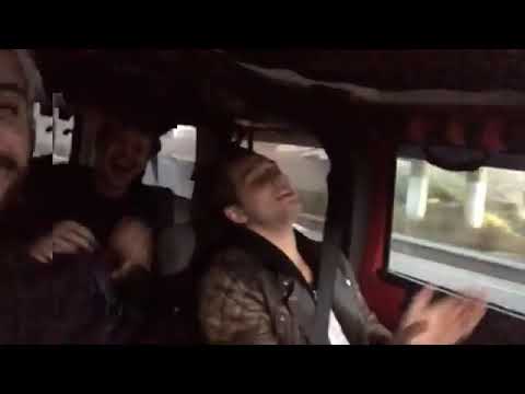 Burak tozkoparan şarkı söylüyor .. 😂😂😂