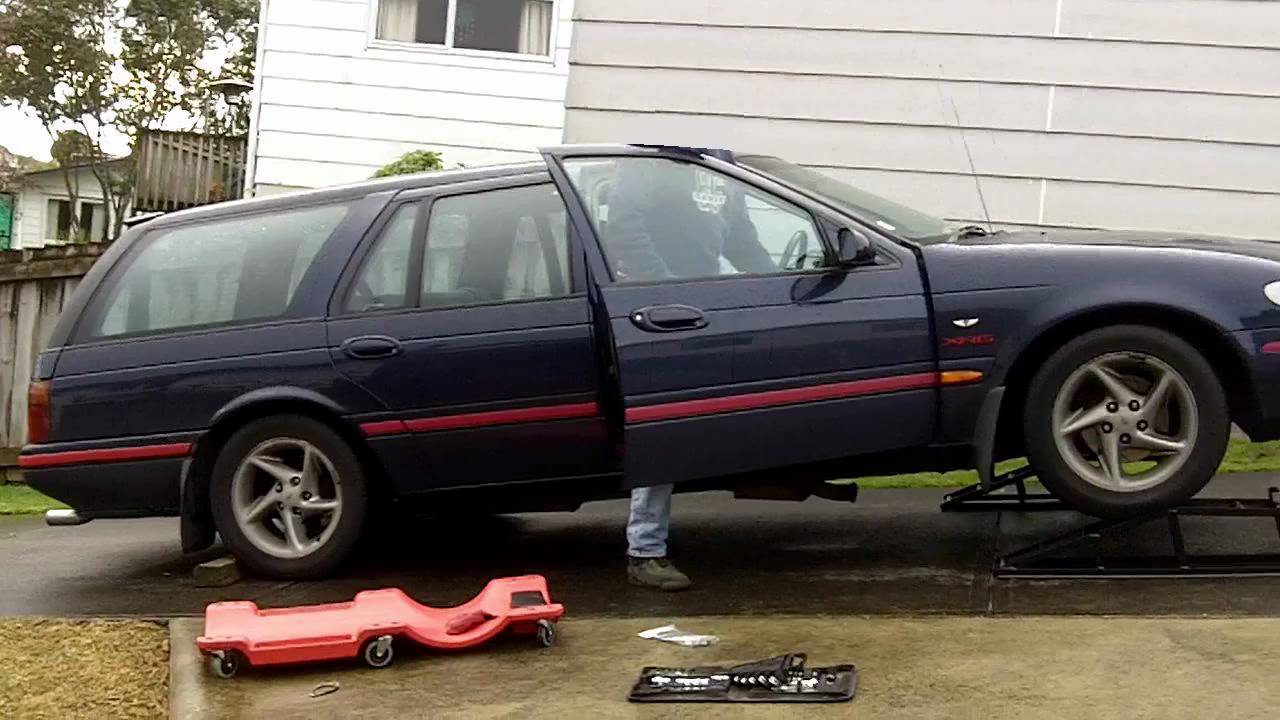 Ford Falcon XR6 Revving- No Exhaust! - YouTube