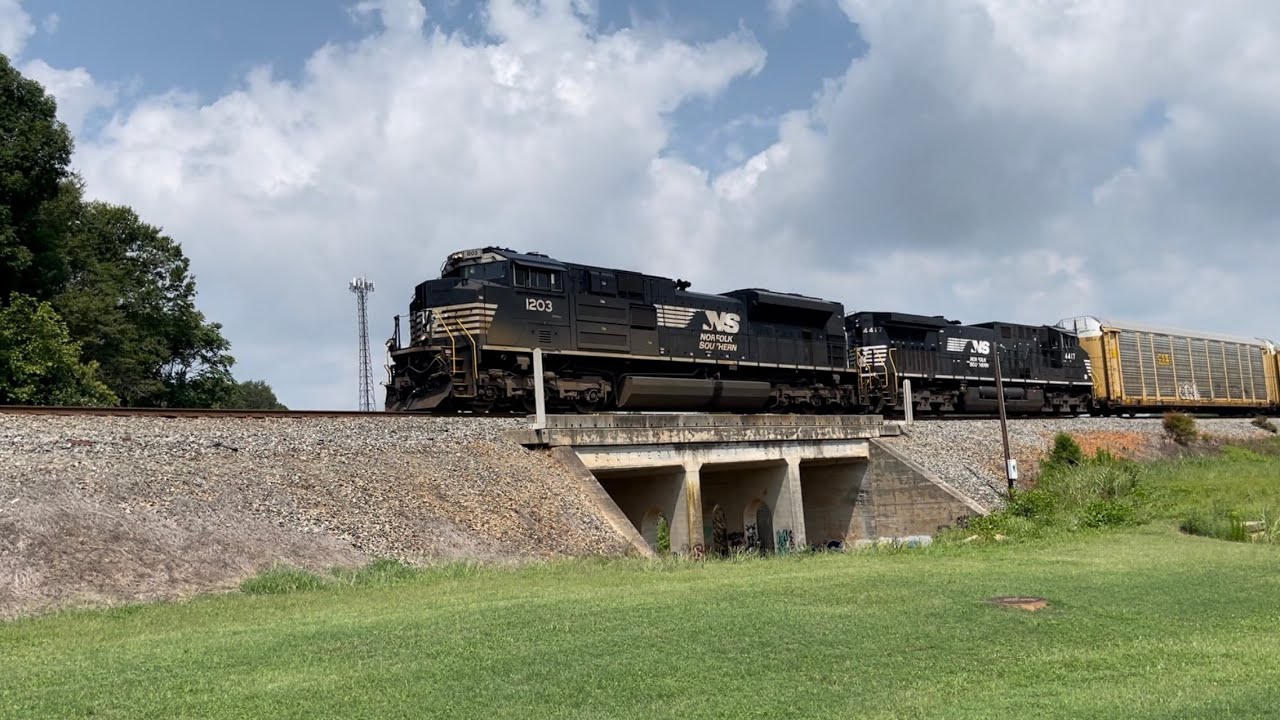 NS 18D running on the W Line at Spartanburg - YouTube