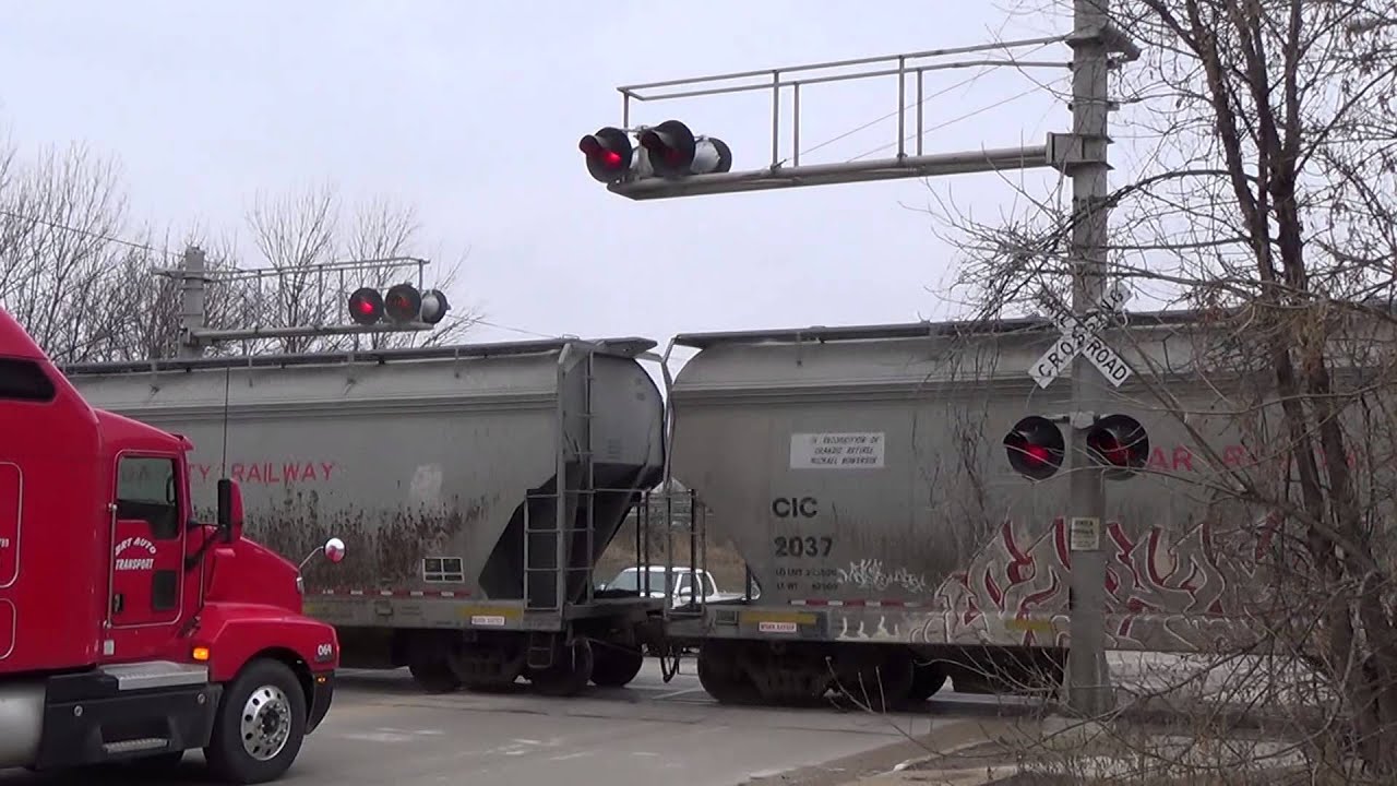 Rare- NS 8714 & BNSF 9931 South @ H Ave NE - YouTube