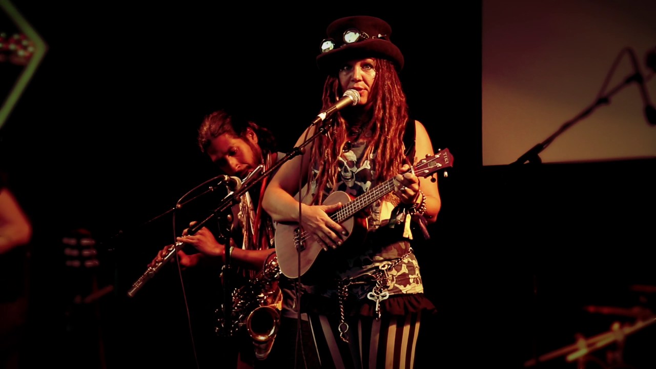 One Man Band Rosie MissChief Band @ Luminate festival 2017 - YouTube