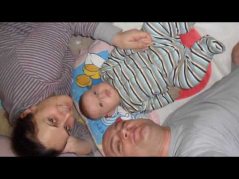 Uykudan uyanmış gülermiş bakarmış