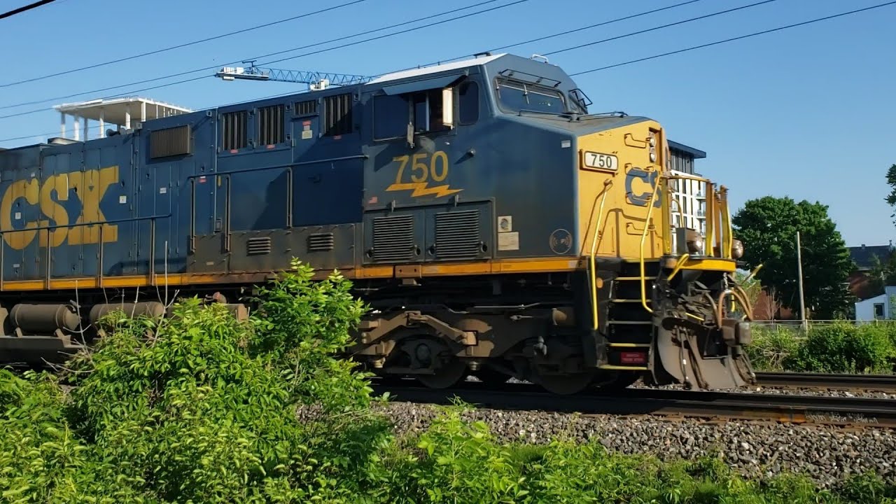 TRAINS CSX Short Fast Freight at Valois Station in Pointe Claire - YouTube
