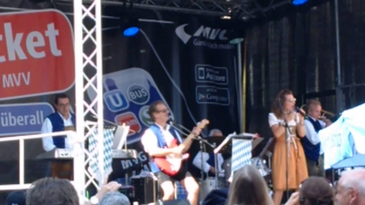 Friday afternoon yodeling in Munich, Bavaria. - YouTube