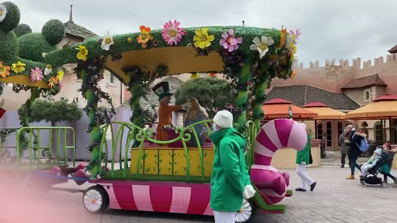 Le chafouin 😻express Disneyland Paris. Le train du chat du cheschire ...