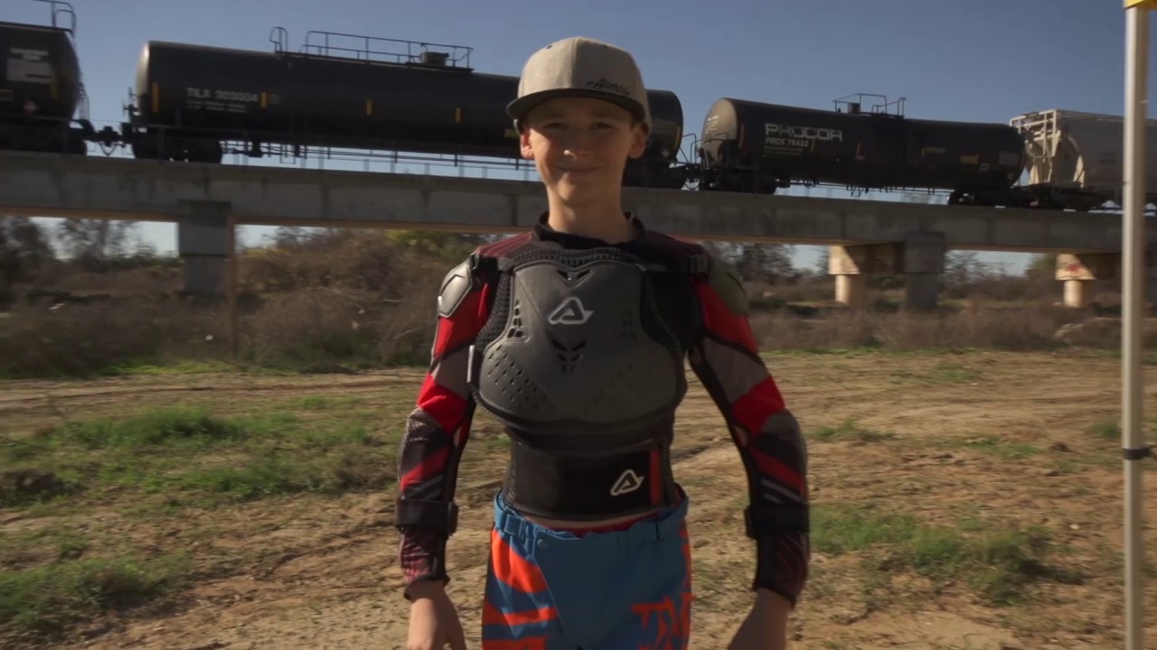 Scudo Jr. 2.0 body protector - YouTube