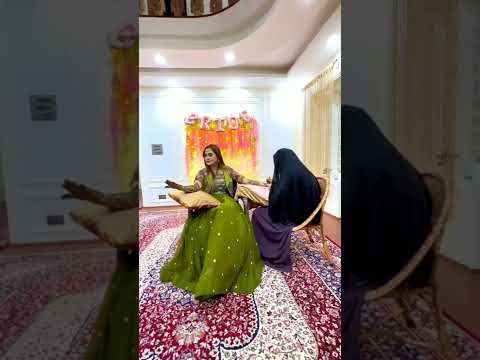 Cool kashmiri bride singing song on her mehndi ||Kashmiri wedding vibes #viralvideo#kashmiriwedding
