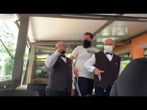 BT0TV FAZENDO POSE DE ROLEZEIRO COM GARÇONS - YouTube