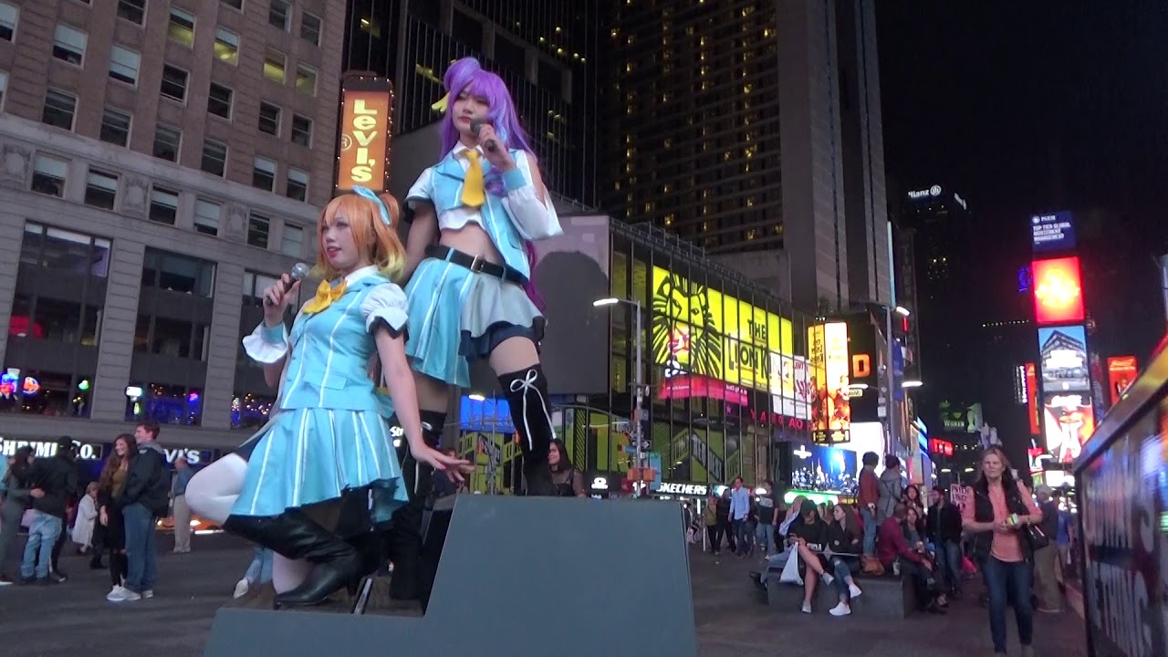 TWO JAPANESE GIRLS IN COSPLAY MANGA ANIME COMIC BOOK COSTUMES DO A ...