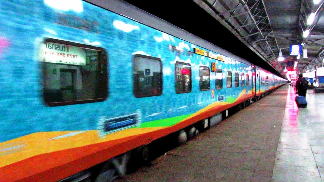 HUMSAFAR EXPRESS Crossing ITARSI JUNCTION !! - YouTube