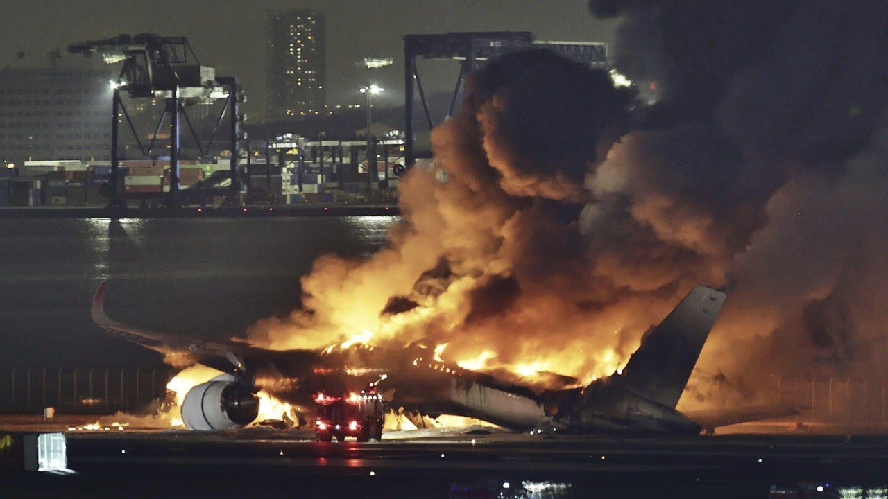 PLANE CRASH!! Washington. MASS CASUALTY. Rescue. 60 DEAD. Police. LIVE ...