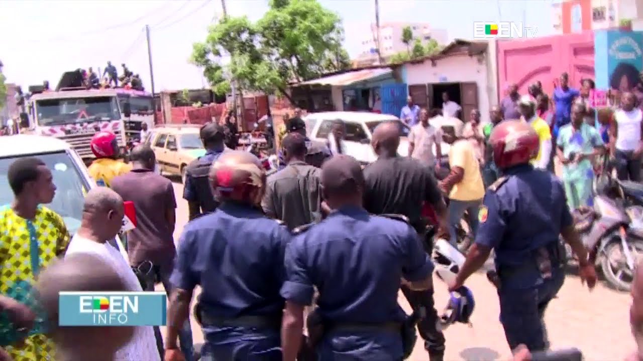Cotonou : la police sauve un jeune homme de la vindicte populaire - YouTube