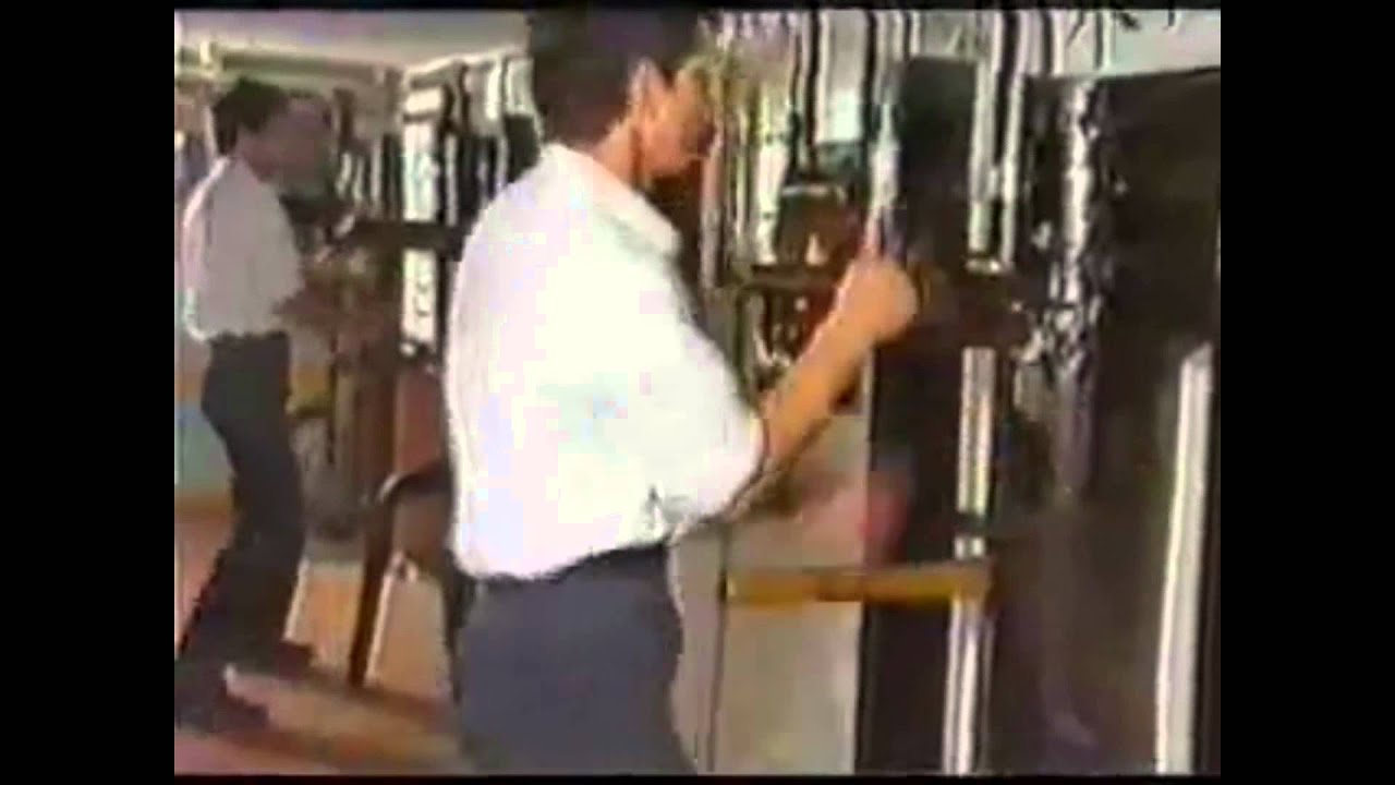 Wing Tsun Kung Fu - Sifu Máday Norbert 1989 fabábu gyakorlat - YouTube