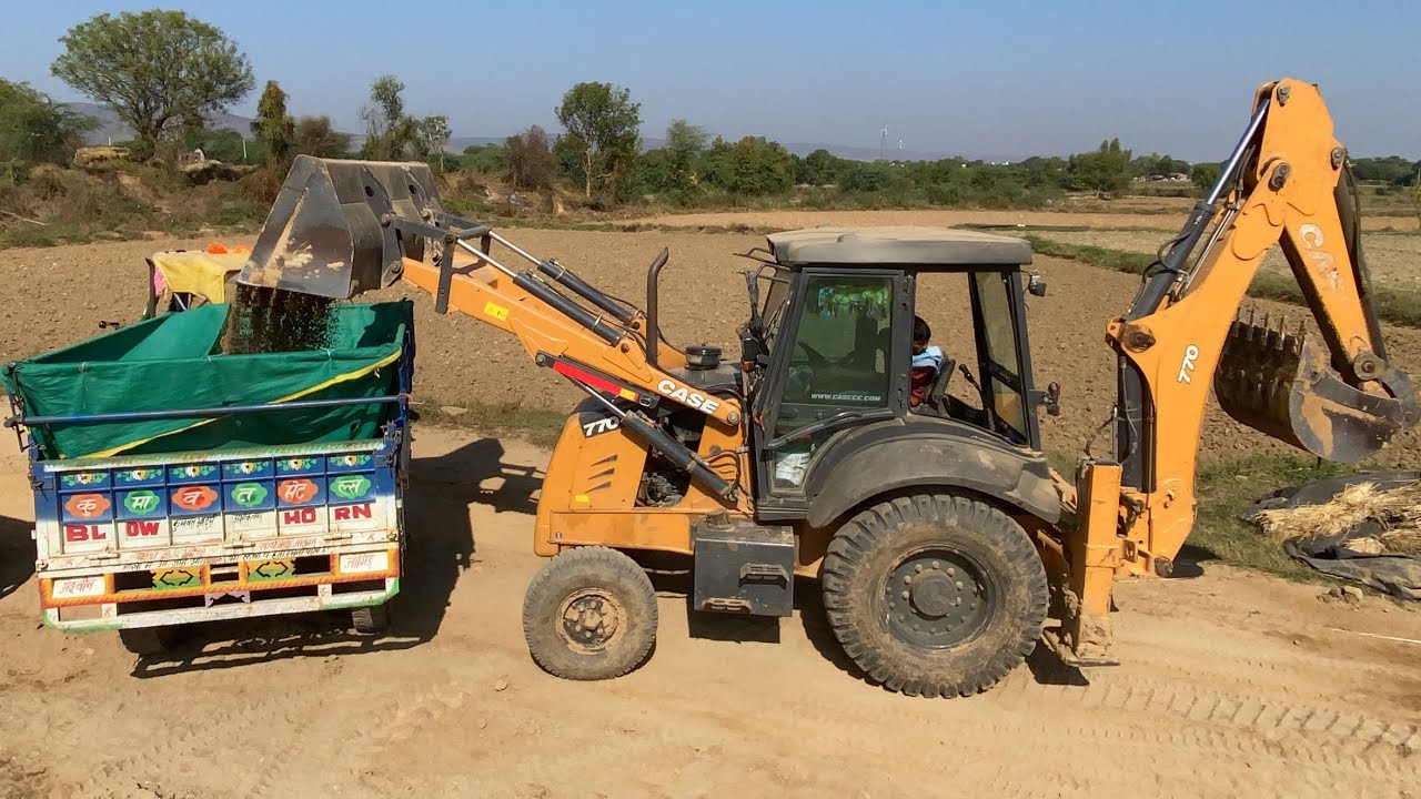 JCB LNT CASE 700 loading sand on a dumper - YouTube