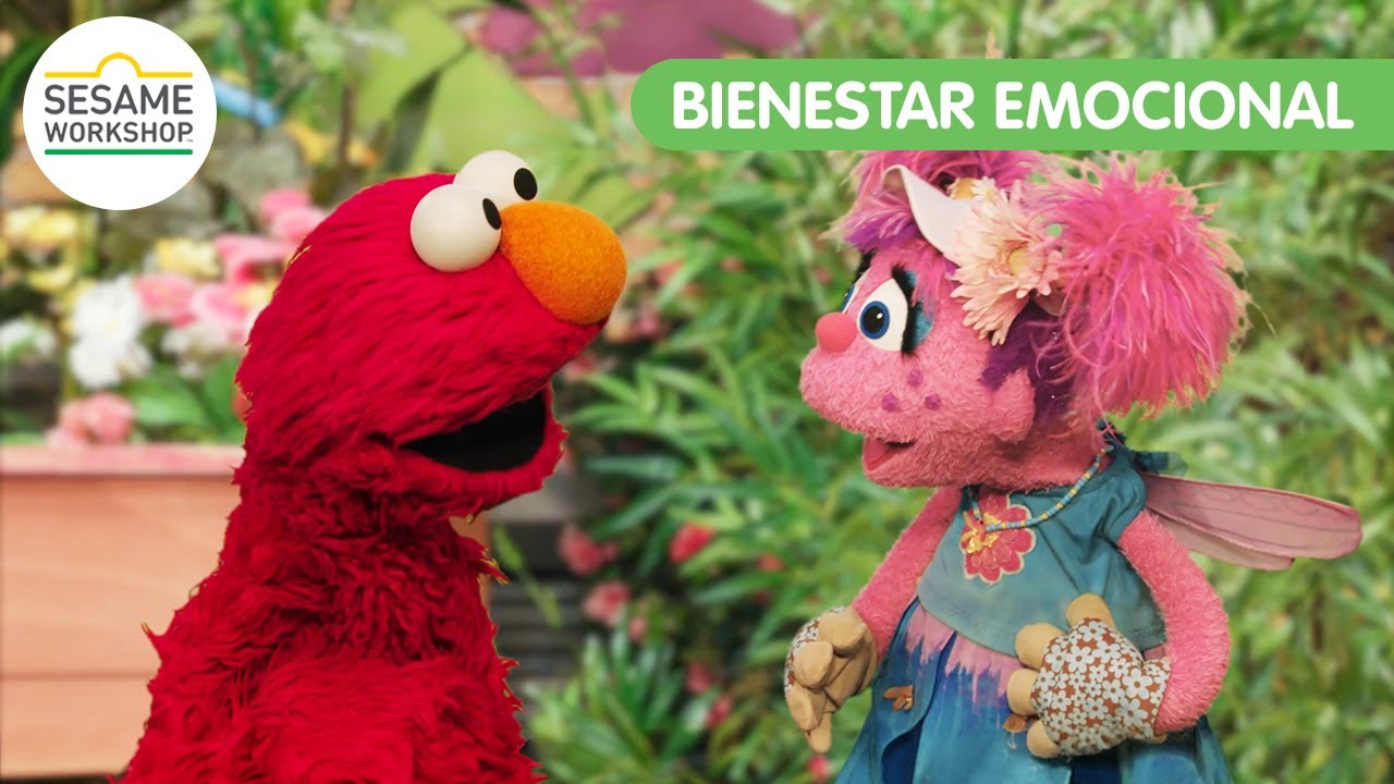 Elmo y su papá y Abby y su mamá hablan con los niños acerca de los ...