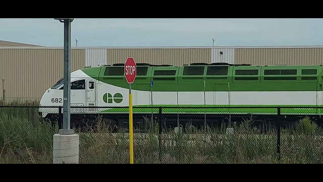 GO MP54AC 682 arrives at Bramalea GO - YouTube