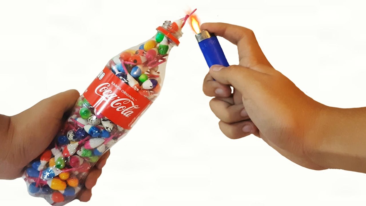 Tronando 250 Chispitas en una Botella De Coca Cola Cohetes Mexicanos ...