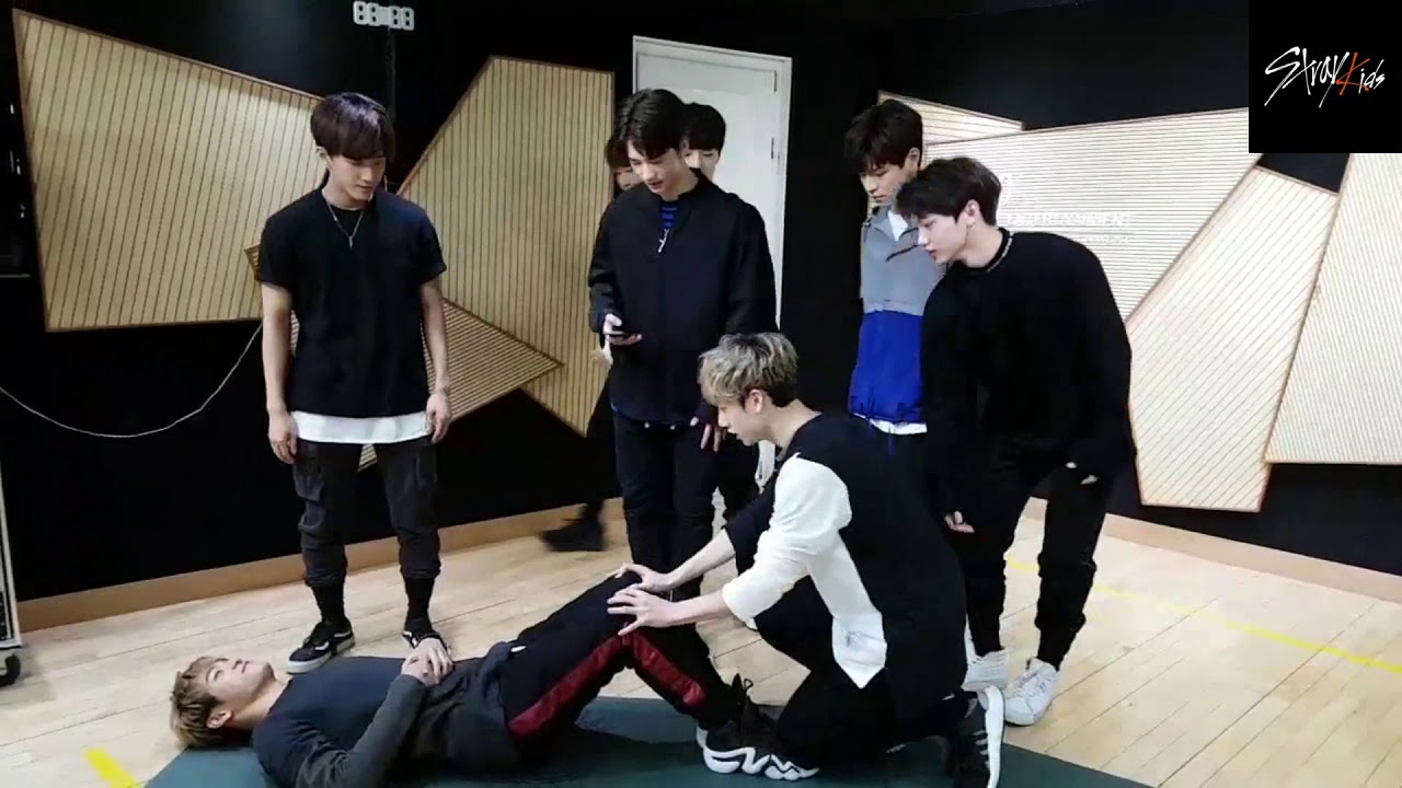 [Stray Kids] SKZ 1st! Warm-up exercise! Stray Kids 첫 ! 몸 풀기 운동 ...