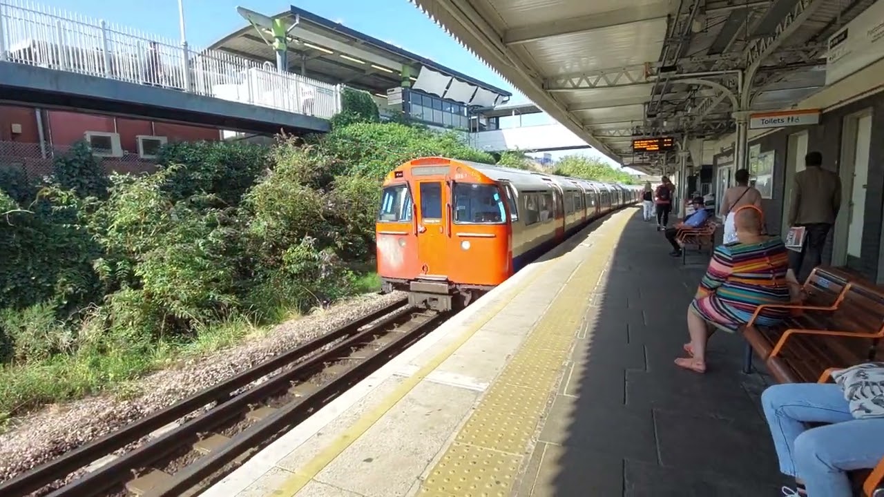 Bakerloo Line 1972 Stock departing Willesden Junction (26/8/2022) - YouTube