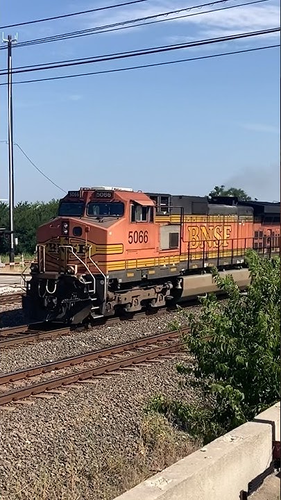BNSF #5066 and #7840 - YouTube