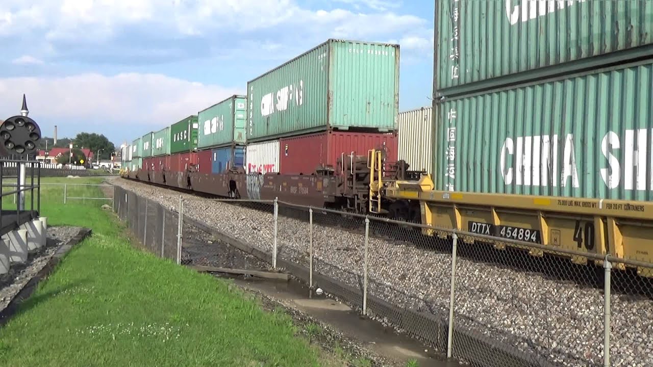 BNSF 7270 East meets 8202 West - YouTube