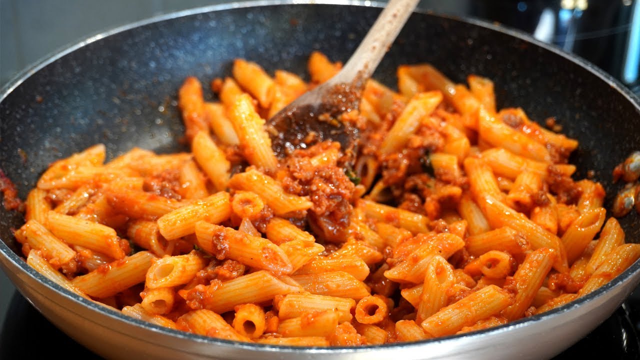 Pasta alla Contadina Un Primo Ricco di Gusto - Pasta With Sausage A ...