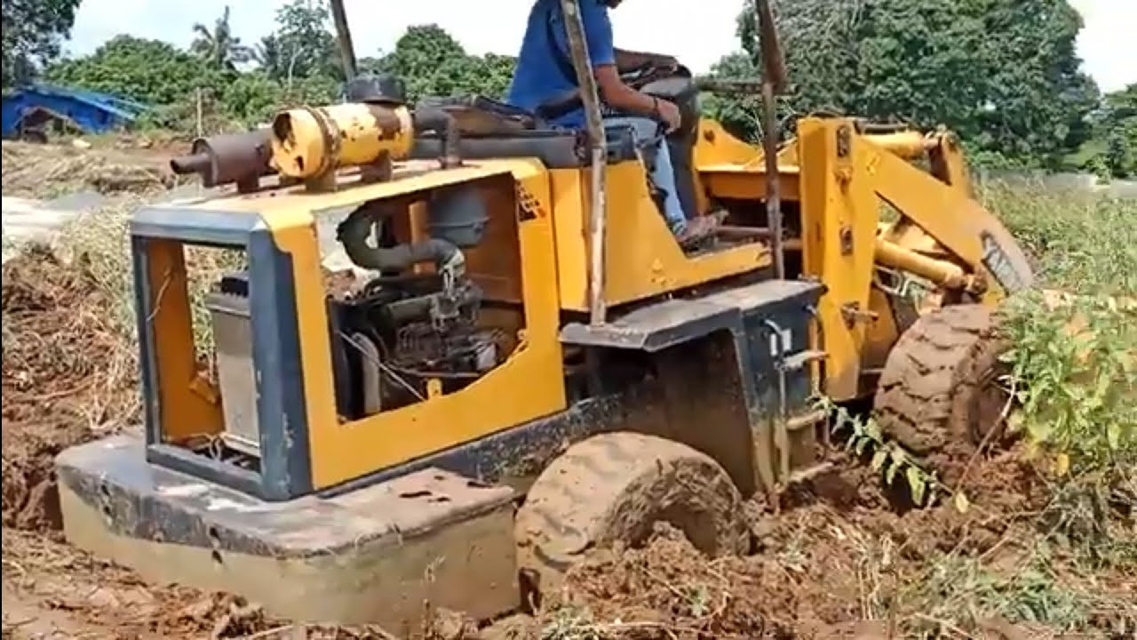 AMAZING STRONGER PAYLOADER very clay inside in land dep. site.. - YouTube