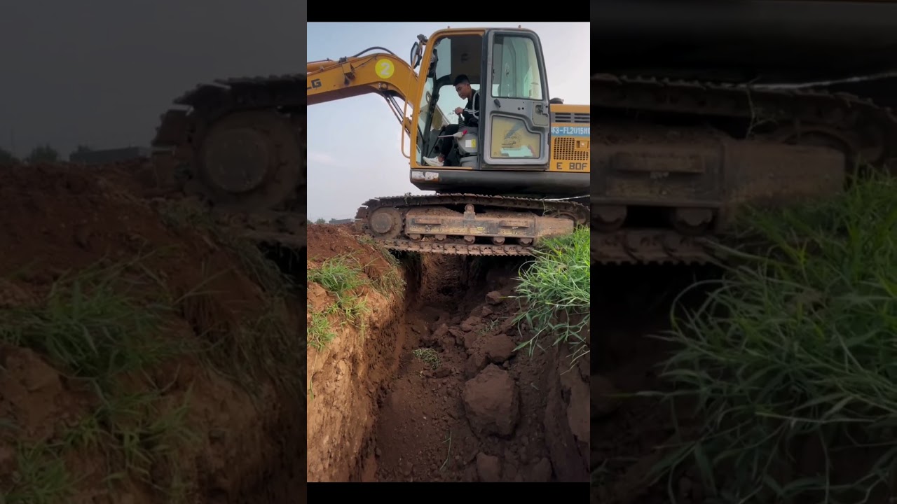 Excavator crossing the ditch - YouTube