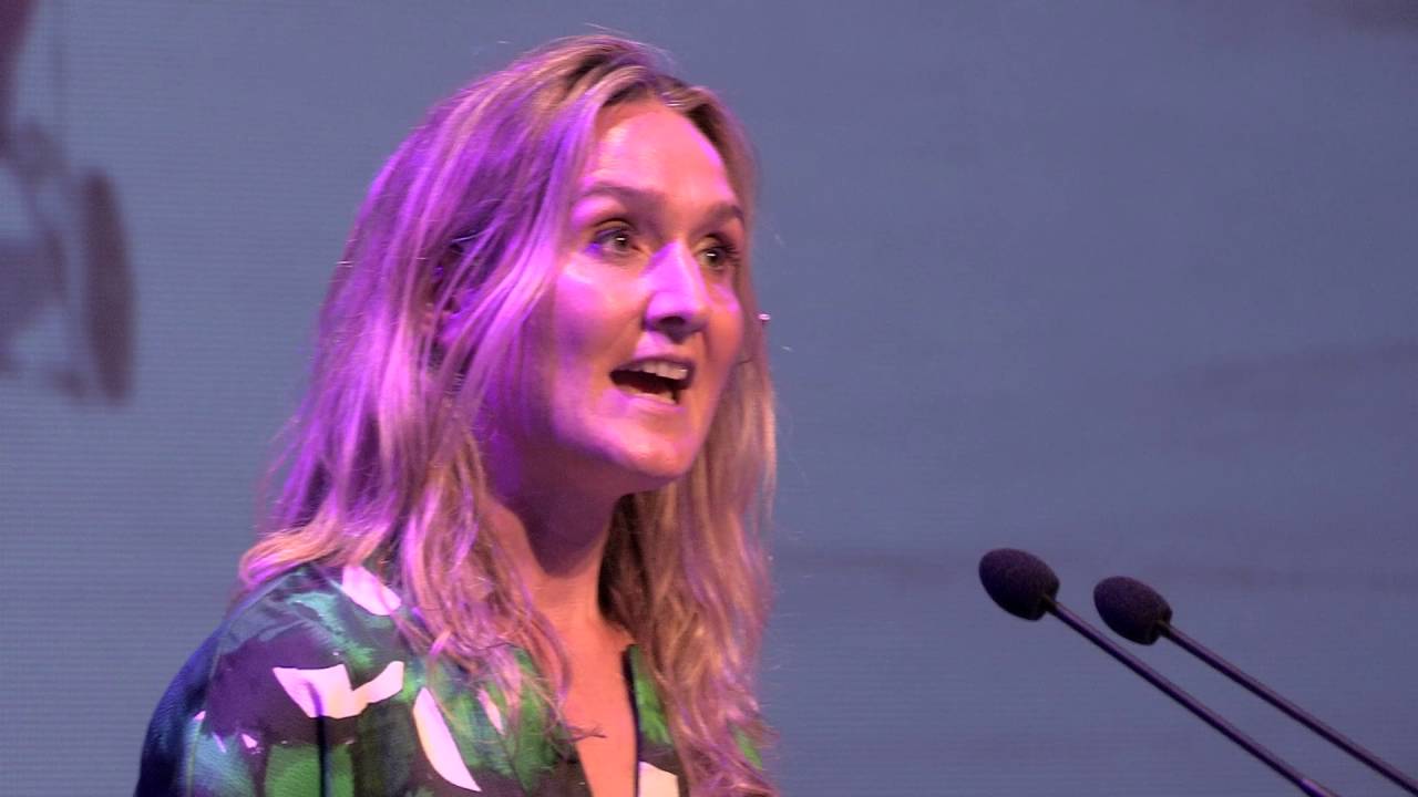 Prosiect15 - Lowri Morgan “Un droed o flaen y llall” - YouTube