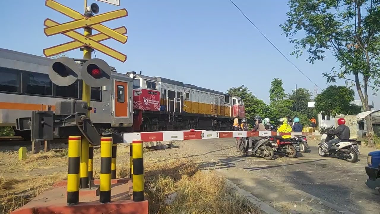 KA KERTAJAYA || railroad crossing || palang pintu kereta api 🇲🇨 1 Okt ...