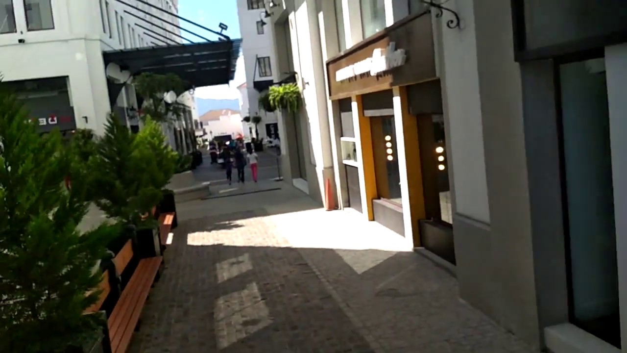 Vista de la entrada del AC Marriott en Distrito Moda Cayalá, Guatemala ...