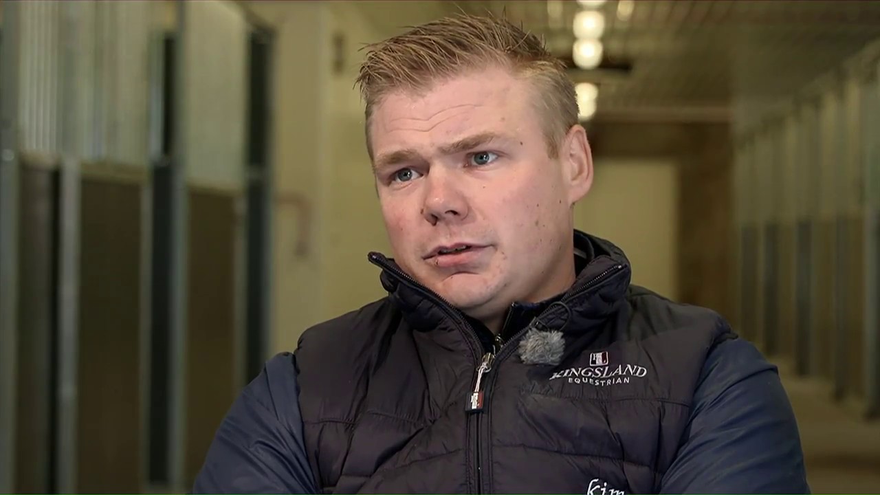 Kim Pedersen og Sofie Tillerflaten på Flyging gård - YouTube